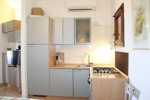 Apartamento panorâmico, 2 quartos, vista para o mar | Cozinha privada | Geladeira grande, fogão, cooktop, máquina de café expresso