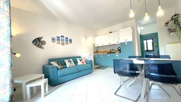 Apartamento, 1 quarto | Sala de estar | TV de ecrã plano, brinquedos