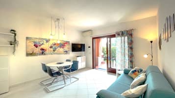 Apartamento, 1 quarto | Sala de estar | TV de ecrã plano, brinquedos