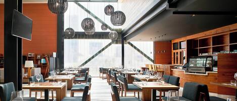 Pequenos-almoços, almoços, jantares servidos, cozinha internacional