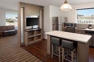 Specialty Suite, 2 Queen Beds with Sofa Bed, 1 Bedroom, Kitchen | Roupa hipoalergénica, edredões de penas, camas de colchão pillowtop 