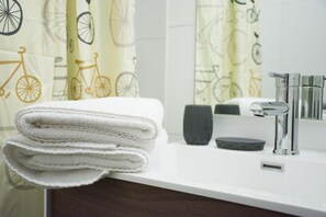 Quarto casal urbano de uso individual, 2 quartos, acessível, vista para a montanha | Banheiro | Chuveiro, secador de cabelo, toalhas de banho 