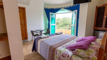 Quarto casal panorâmico, 1 cama Queen, sacada, vista para o parque | Roupas de cama premium, edredons de pluma, camas Select Comfort