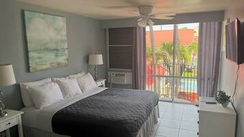 Suite Deluxe, várias camas, kitchenette, vista para o pátio | Ferro/tábua de engomar, Wi-fi grátis, roupa de cama fornecida