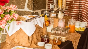 Um buffet de café da manhã com diversos alimentos e acompanhamentos.