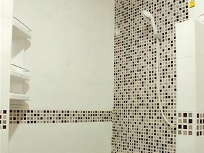 Chuveiro, produtos de toalete grátis