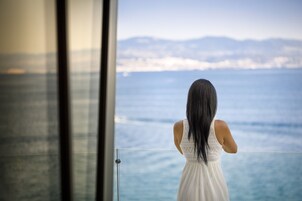 Roupas de cama antialérgicas, frigobar, cofres nos quartos, escrivaninha