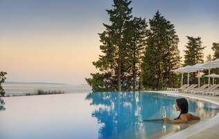 Piscina externa sazonal, funciona das 8h às 20h, guarda-sóis