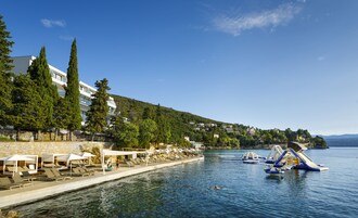 Praia de areia branca, espreguiçadeiras, guarda-sóis de praia 