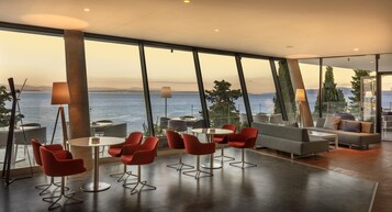 2 bares/lounges, saguão/lounge, bar de coquetéis