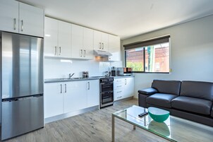 Um frigorífico, um micro-ondas, um forno, uma placa de cozinha 