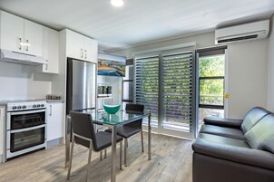 Um frigorífico, um micro-ondas, um forno, uma placa de cozinha 