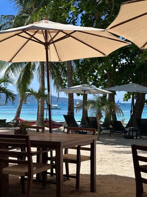 Pequenos-almoços, almoços, jantares servidos, com vista para a praia