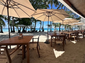 Pequenos-almoços, almoços, jantares servidos, com vista para a praia