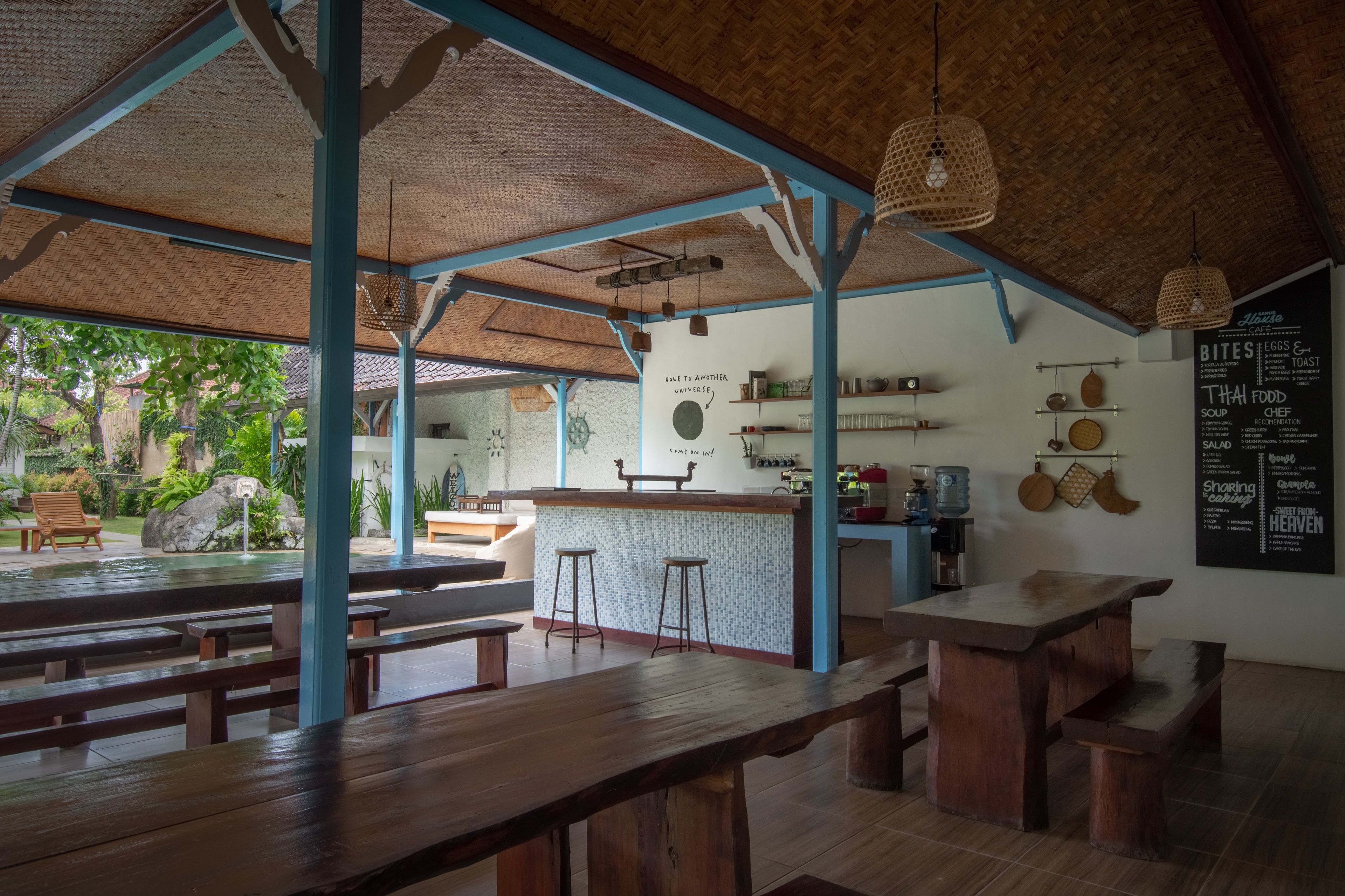 Café da manhã continental todos os dias (IDR 75000 por pessoa) 