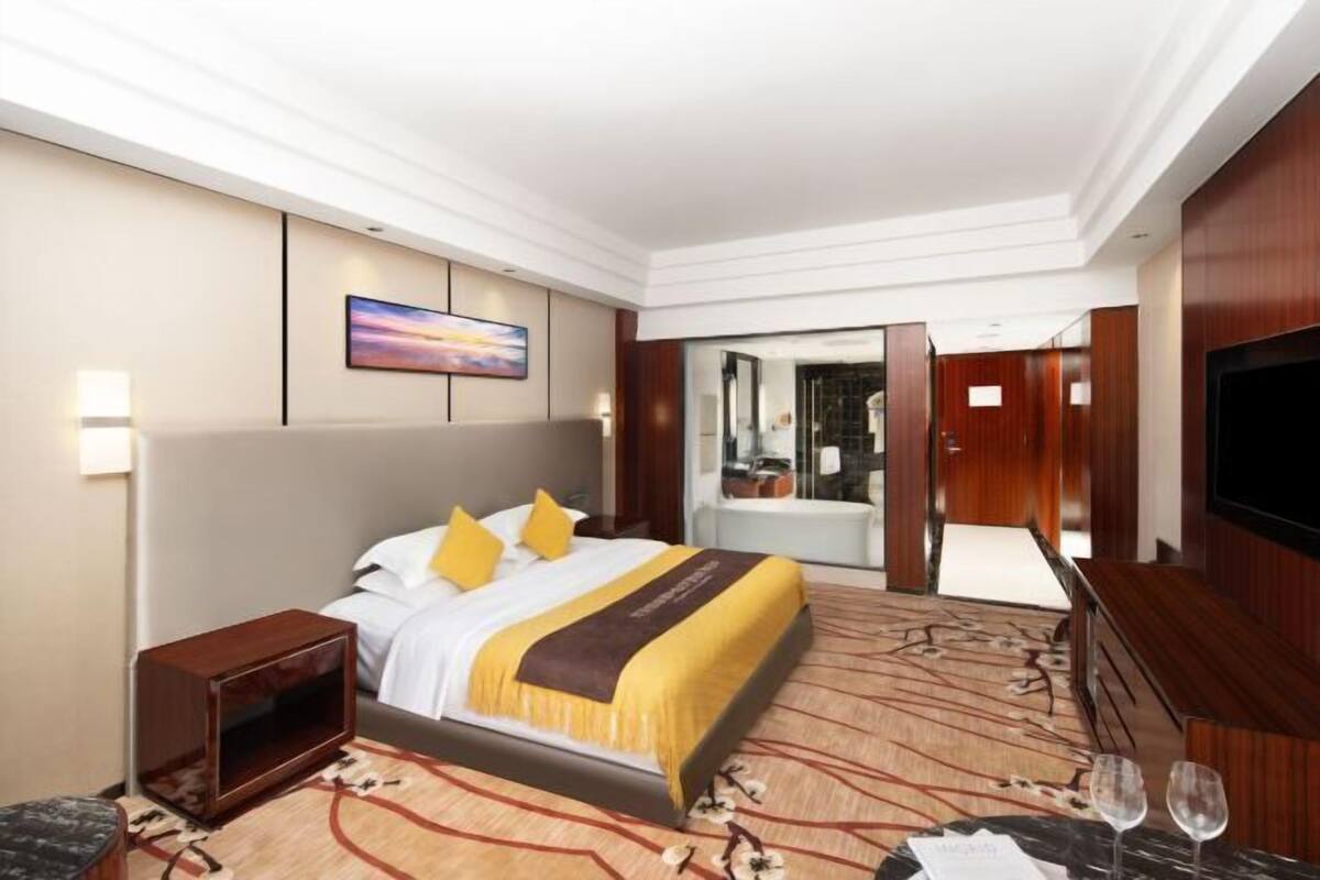 Minibar, cofre no quarto, secretária, cortinas/cortinados opacos