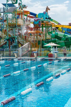 2 piscinas interiores, 10 piscinas exteriores, toldos gratuitos 