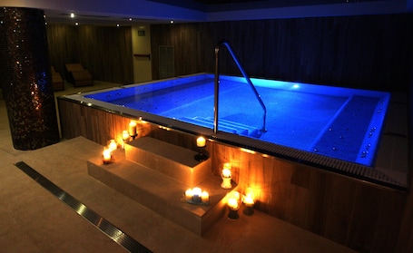 Salas para tratamentos a dois, sauna seca, banheira de hidromassagem. Hotel & Spa Real Villa Anayet