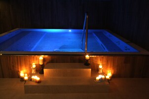 Salas para tratamentos a dois, sauna seca, banheira de hidromassagem