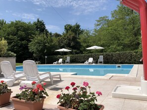 Piscina exterior, guarda-sóis, espreguiçadeiras 