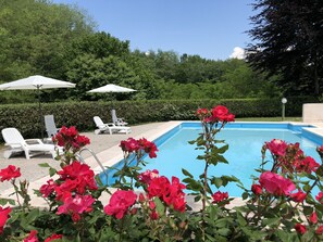 Piscina exterior, guarda-sóis, espreguiçadeiras 