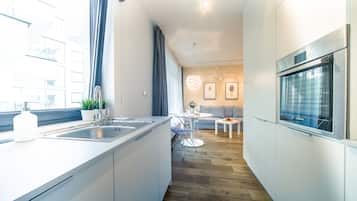 Suite-Estúdio Superior, varanda, Vista para a cidade | Kitchenette privada | Um frigorífico/congelador grande, um forno, uma placa de cozinha