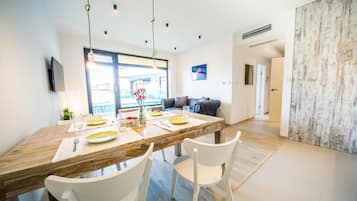 Apartamento Superior, 1 quarto, varanda, Vista para a cidade | Roupa de alta qualidade, com decoração personalizada