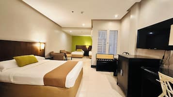 Quarto quádruplo família, sacada | Frigobar, cofres nos quartos, escrivaninha
