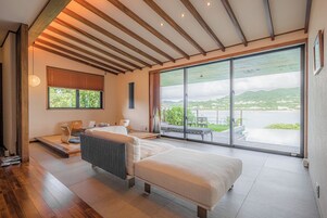 Vila executiva, piscina particular, vista para o oceano (4 Semi-Double Beds & 2 Japanese Futon) | 2 quartos, escrivaninha, ferros/tábuas de passar roupa