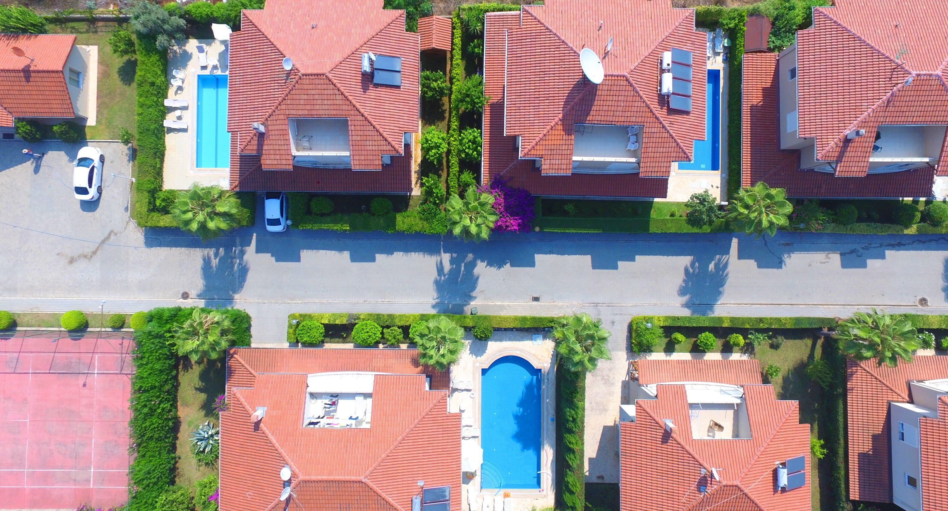 Piscina externa, guarda-sóis, espreguiçadeiras