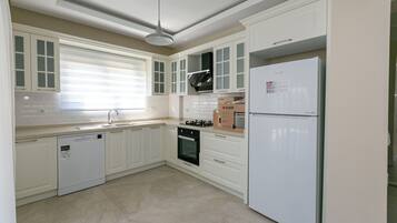 Geladeira grande, micro-ondas, fogão, cooktop