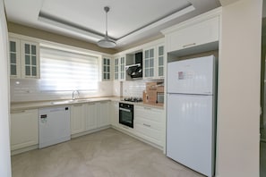 Geladeira grande, micro-ondas, fogão, cooktop