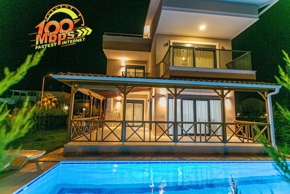 Fachada da propriedade à noite