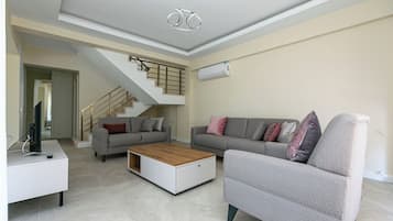 1 quarto, roupa de alta qualidade, secretária, ferro/tábua de engomar