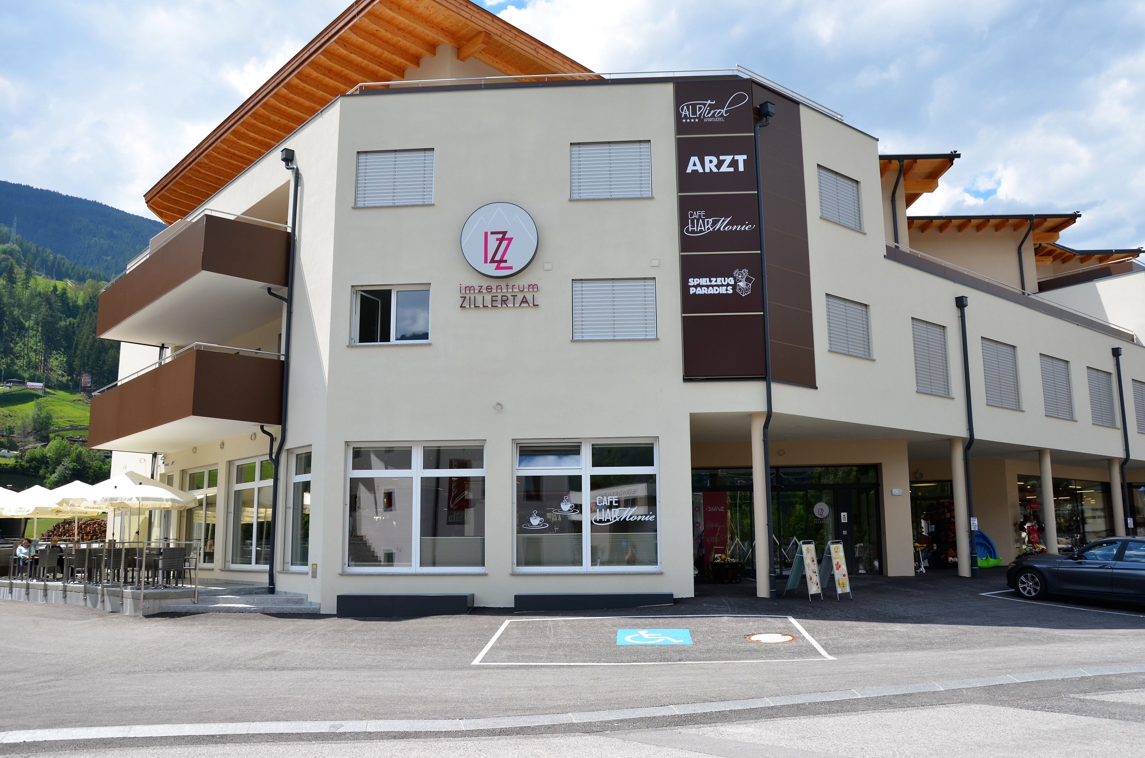 Um hotel com uma placa que diz "IZ ZILLERTAL" e "Café Habitate".