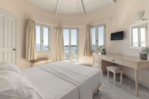 Suíte, 2 quartos, vista para o mar (Red Tower) | Roupas de cama premium, frigobar, cofres nos quartos