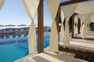 Piscina externa, guarda-sóis, espreguiçadeiras