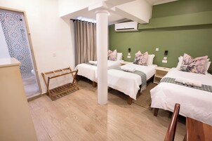 Quarto Triplo Deluxe | Roupa de alta qualidade, com decoração personalizada 