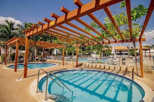 6 piscinas exteriores, guarda-sóis, espreguiçadeiras 
