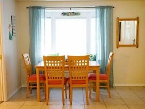Apartamento design, 2 quartos | Opções para refeição no quarto