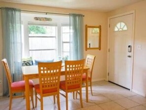 Apartamento Design, 2 quartos | Refeições no quarto