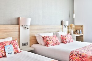 Quarto standard, várias camas | Cofres nos quartos, escrivaninha, quartos à prova de som