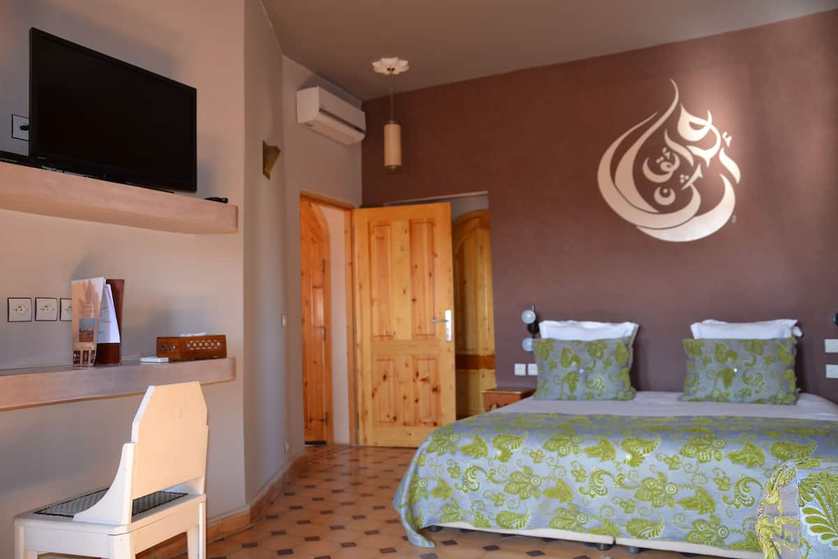 Quarto Triplo Deluxe | Roupa de alta qualidade, secretária, cortinas/cortinados opacos