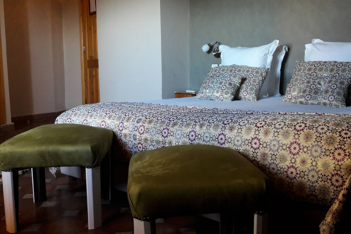 Quarto Duplo Deluxe | Roupa de alta qualidade, secretária, cortinas/cortinados opacos