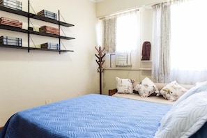 Quarto triplo conforto, 1 quarto, geladeira, vista para a cidade | 1 quarto, ferros/tábuas de passar roupa, Wi-Fi de cortesia