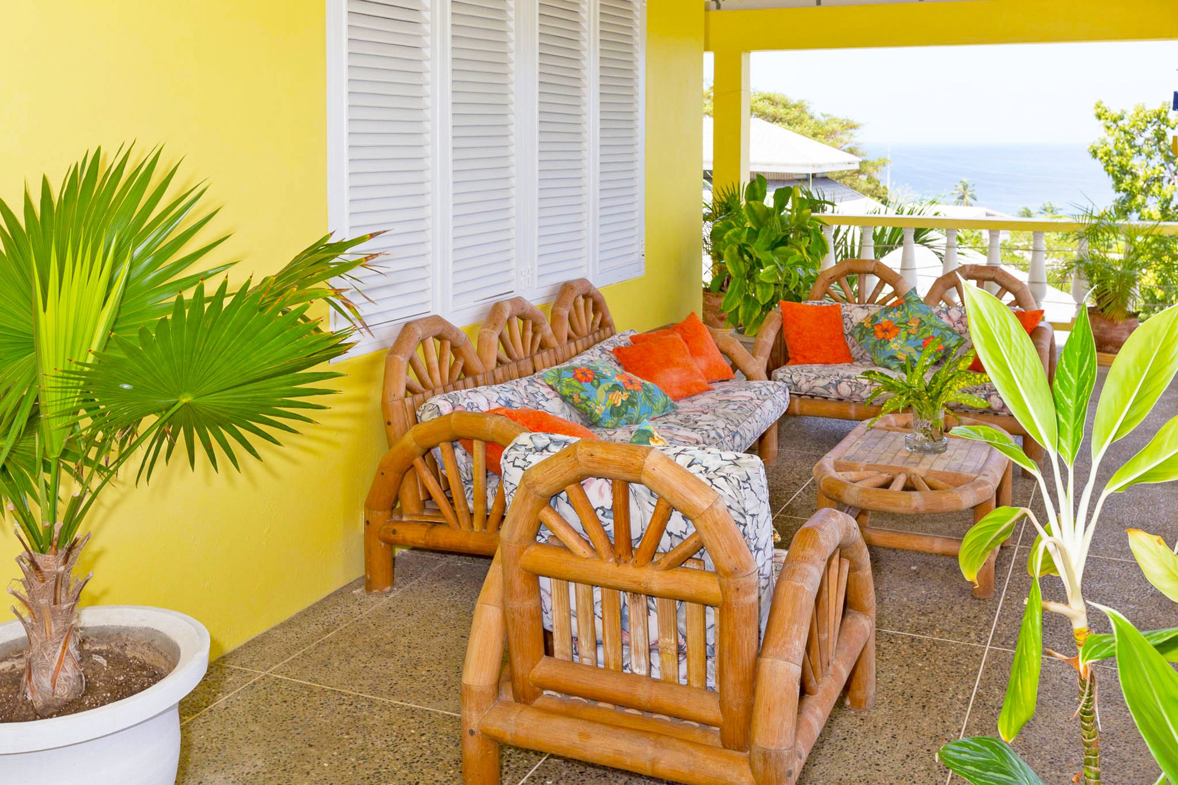 Warm Breezes - 3 bedrooms- shared pool-on a hill with lots of stairs, for the best Seaview. | Terraço/pátio interior