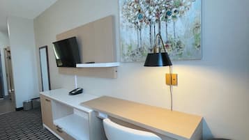 Quarto premium, 2 camas Queen, para não fumantes | Cofres nos quartos, escrivaninha, espaço de trabalho para notebook