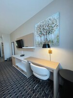 Quarto premium, 2 camas Queen, para não fumantes | Cofres nos quartos, escrivaninha, espaço de trabalho para notebook