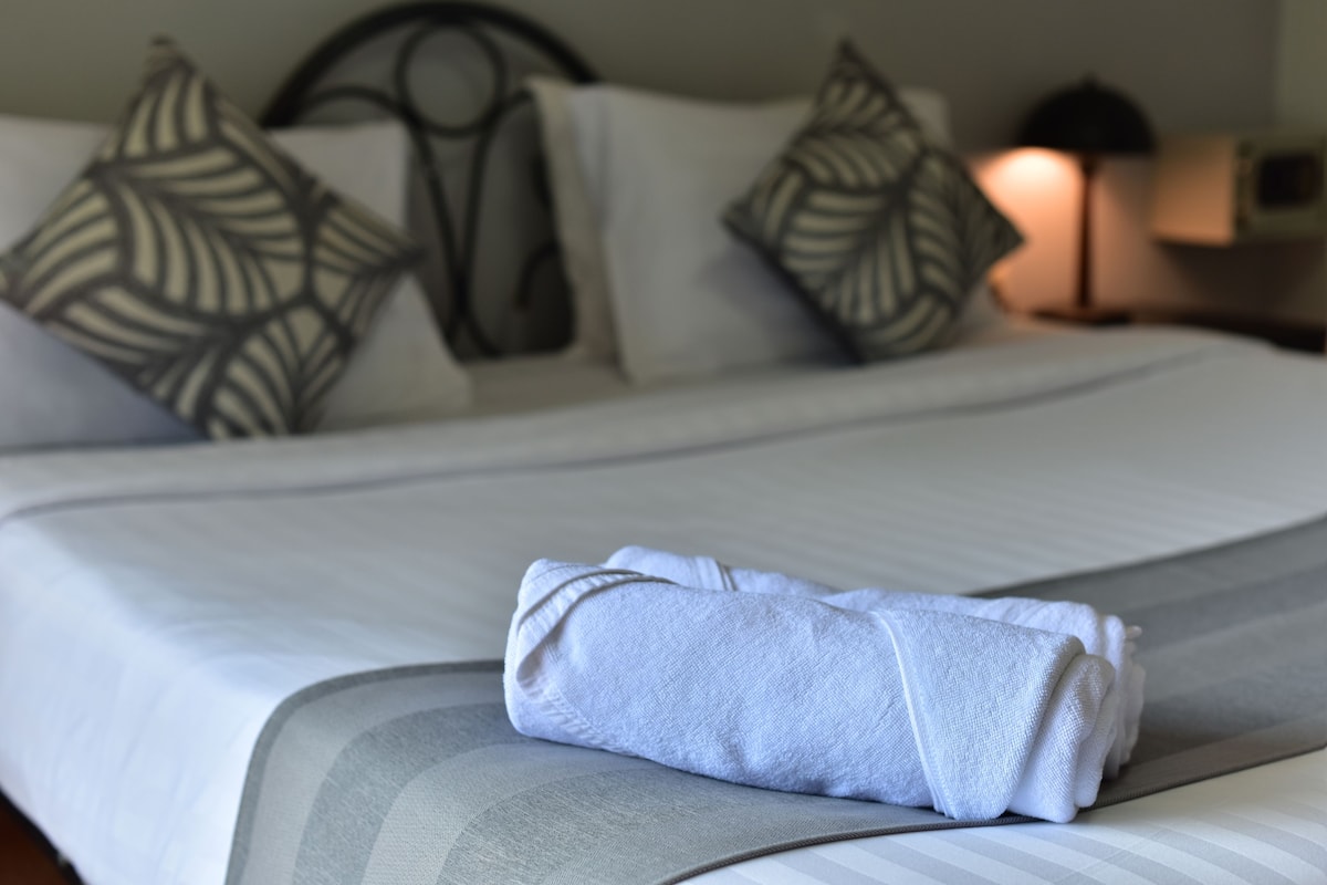Deluxe Room with Pool View | Cofre no quarto, secretária, Wi-fi grátis