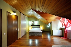 Quarto Triplo Familiar (Attic) | Minibar, secretária, secretária adequada para computadores portáteis